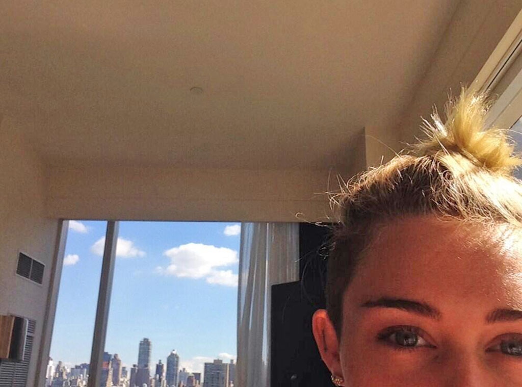Miley Cyrus Shares A Selfie And Tweets Bangerz Lyrics E Online